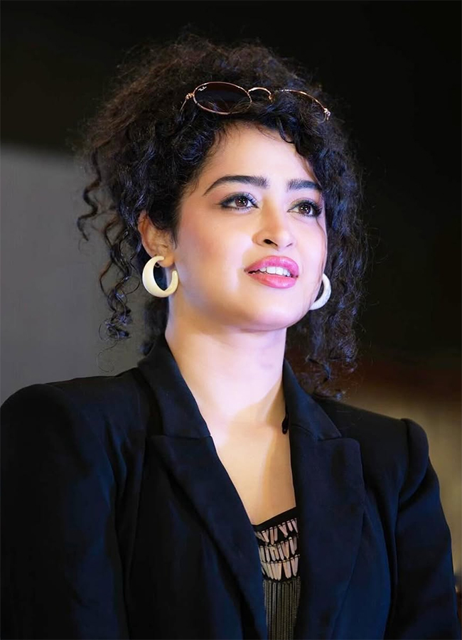 న్యూ ఇయర్‌ ఔట్‌ఫిట్‌లో గ్లామర్‌ బ్యూటీ 'అప్సర రాణి' (ఫోటోలు) | Actress Apsara Rani Beautiful And ...